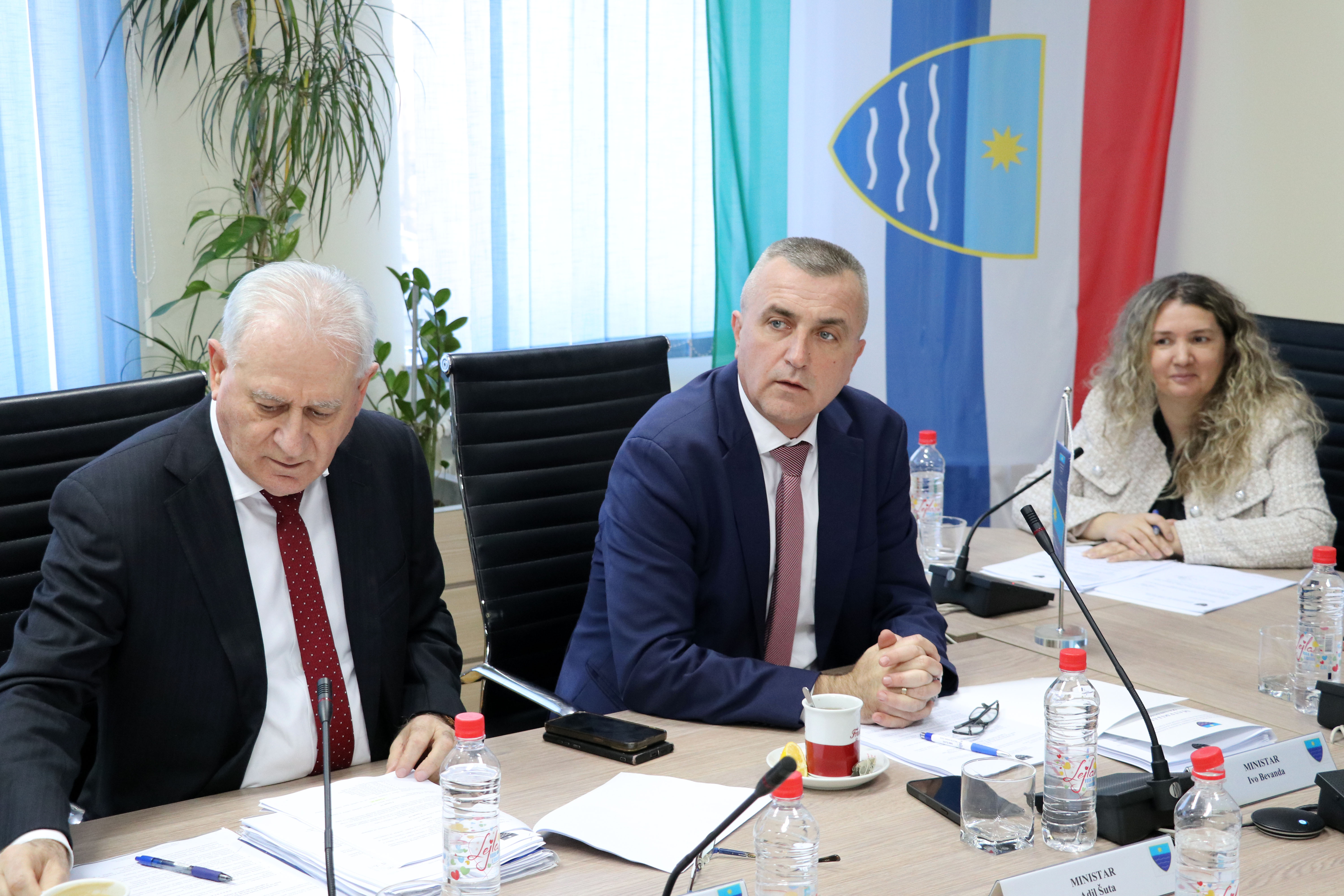 VLADA DALA SAGLASNOST NA KOLEKTIVNI UGOVOR SA DOKTORIMA MEDICINE I ...